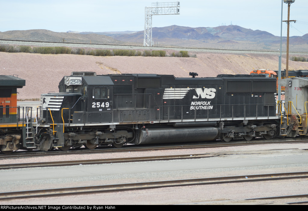 A NS Standard Cab SD70 Departing Barstow Yard